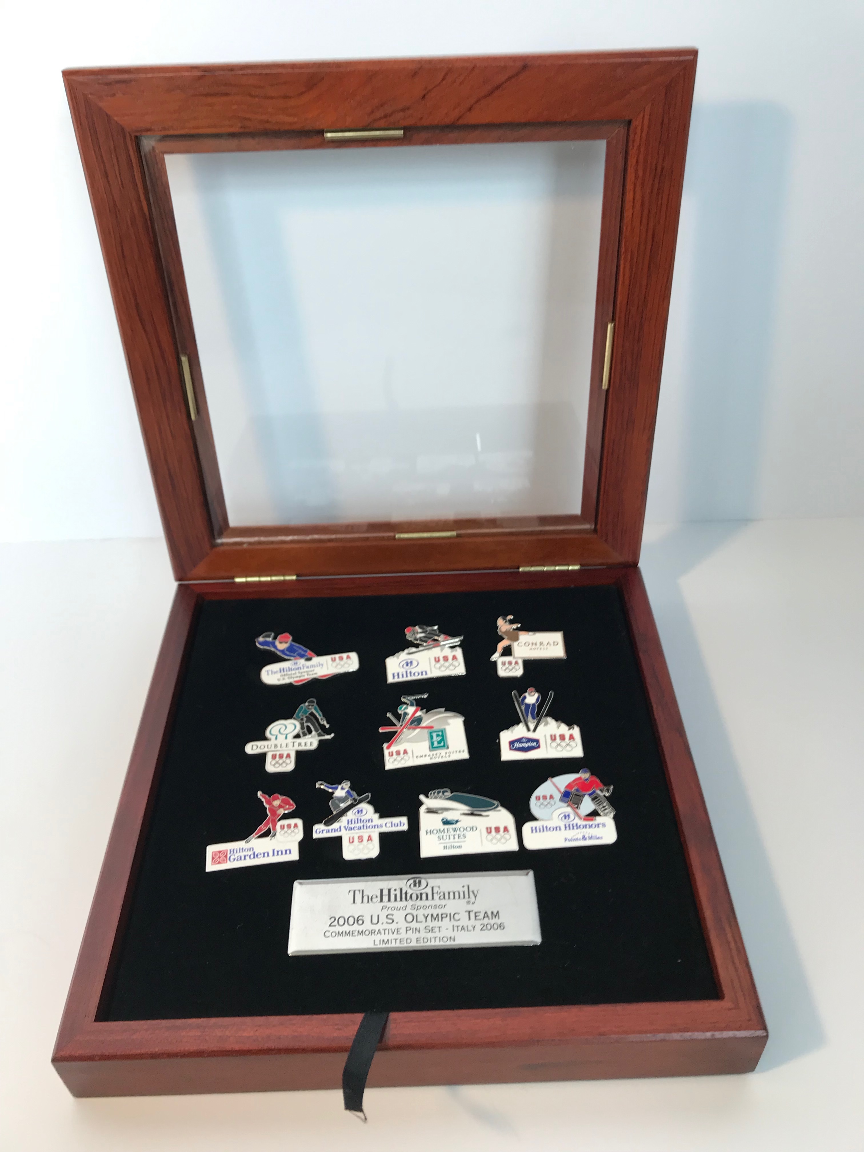 The Hilton Family limited edition pin set 2006