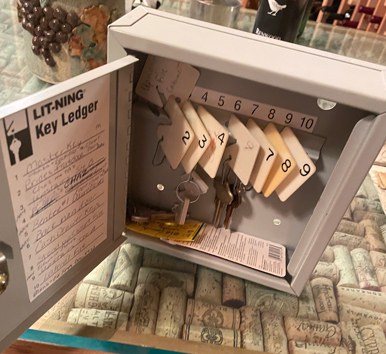 Key Ledger Lit-ning Metal box hangs on wall Key sorter